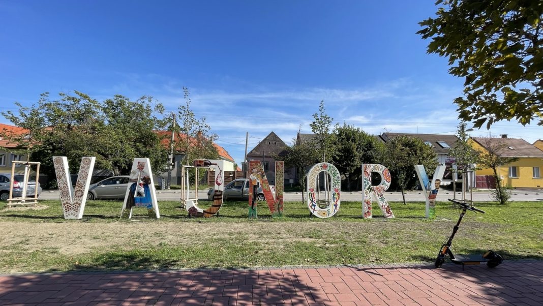 Vajnory majú nápis na námestí ako v „Hollywoode“. Zanedlho pribudne ...